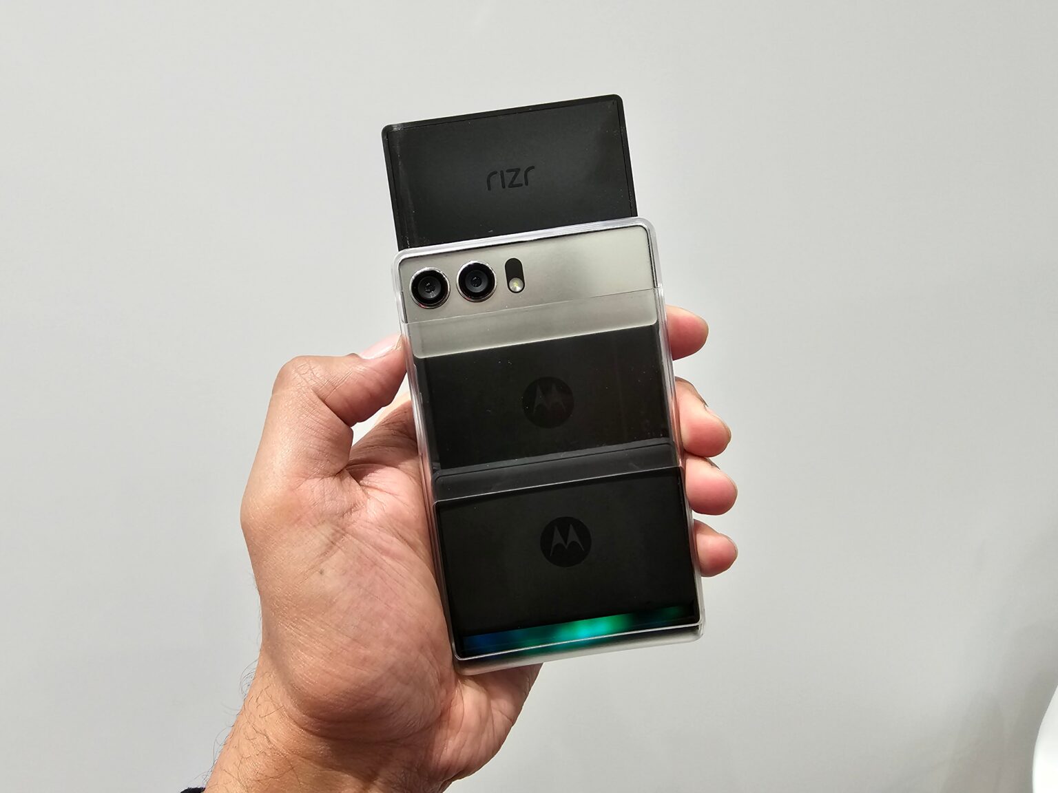 Moto RIZR Rollable | El teléfono que crece de 4 a 6.5 pulgadas con solo ...